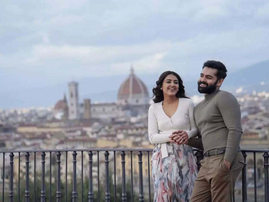 Red Movie (2021) | Release Date, Review, Cast, Trailer, Watch Online at ...